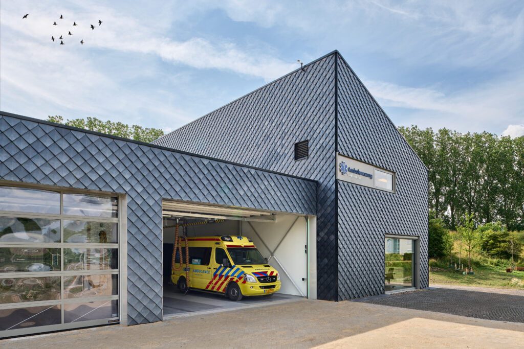 Ambulancepost Tiel met circulaire tegels - Architectuur.nl