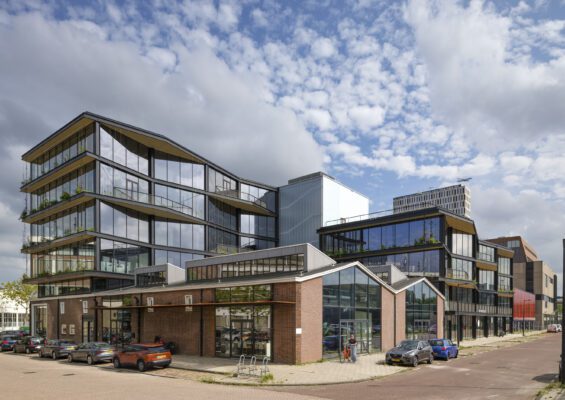 Van productiehal naar kantoorgebouw - Architectuur.nl